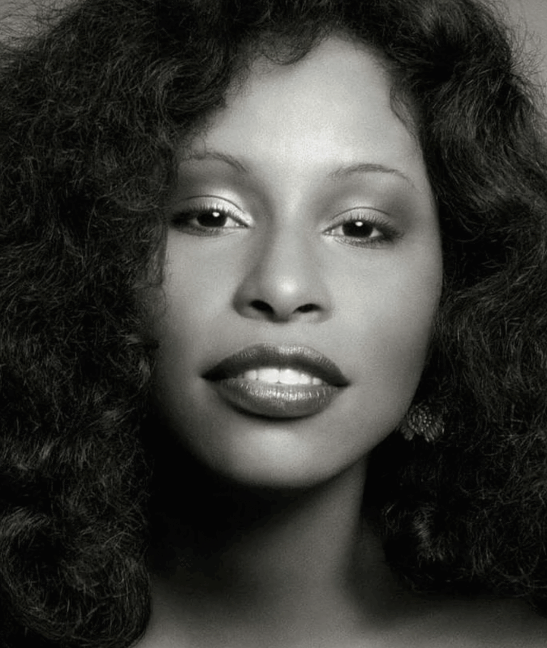 19 Vintage Pics of Iconic Female Celebrities - The Scroller