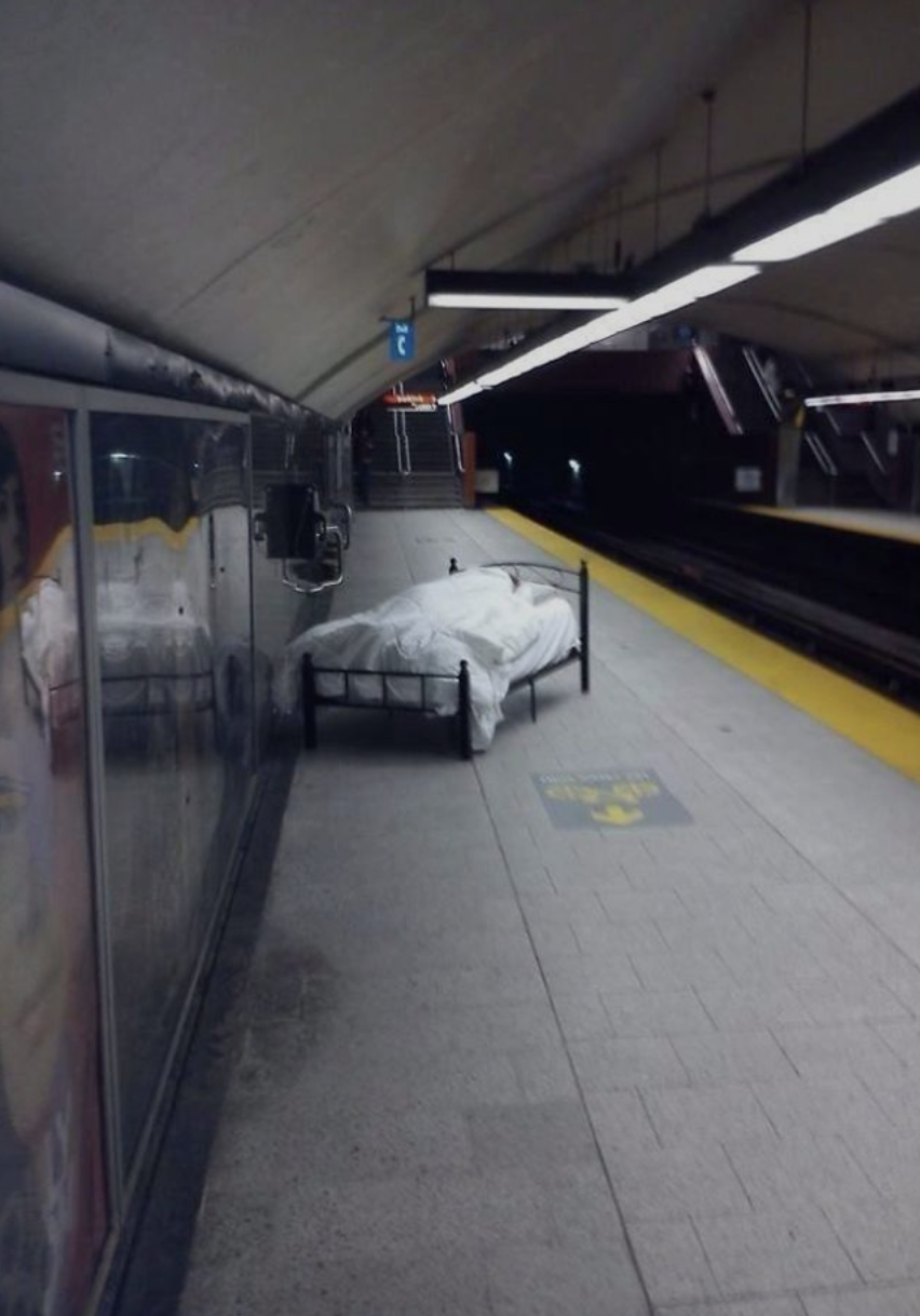 25 Bizarre Photos of People On The Subway - The Scroller