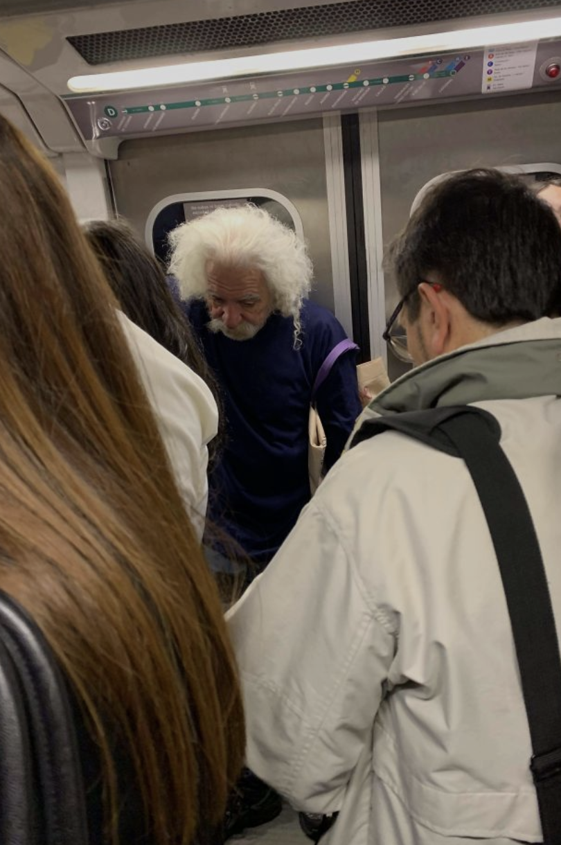 25 Bizarre Photos of People On The Subway - The Scroller