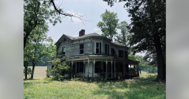 23 Creepy Houses That Look Like They’re From a Horror Movie