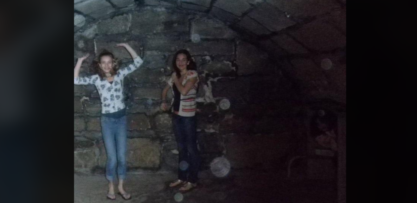 20 Chilling Photos with Ghostly Figures in the Background