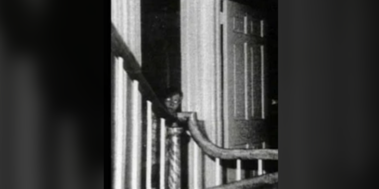 20 Chilling Photos with Ghostly Figures in the Background