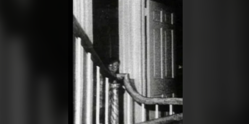 20 Chilling Photos with Ghostly Figures in the Background