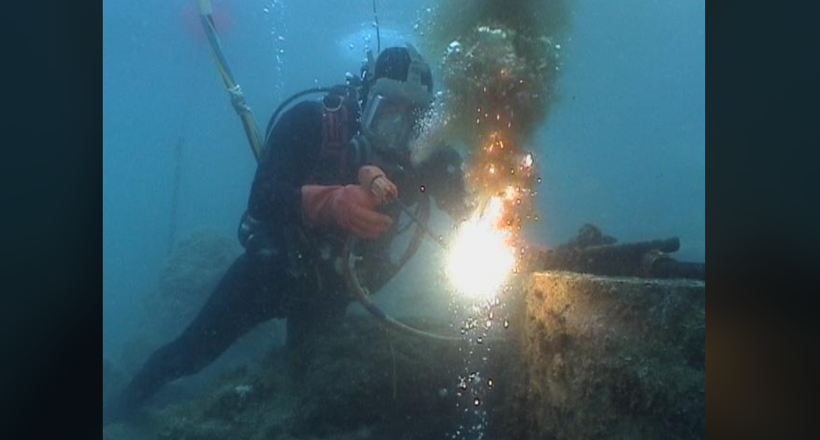 20 Underwater Welding Photos That Hurt The Brain - The Scroller