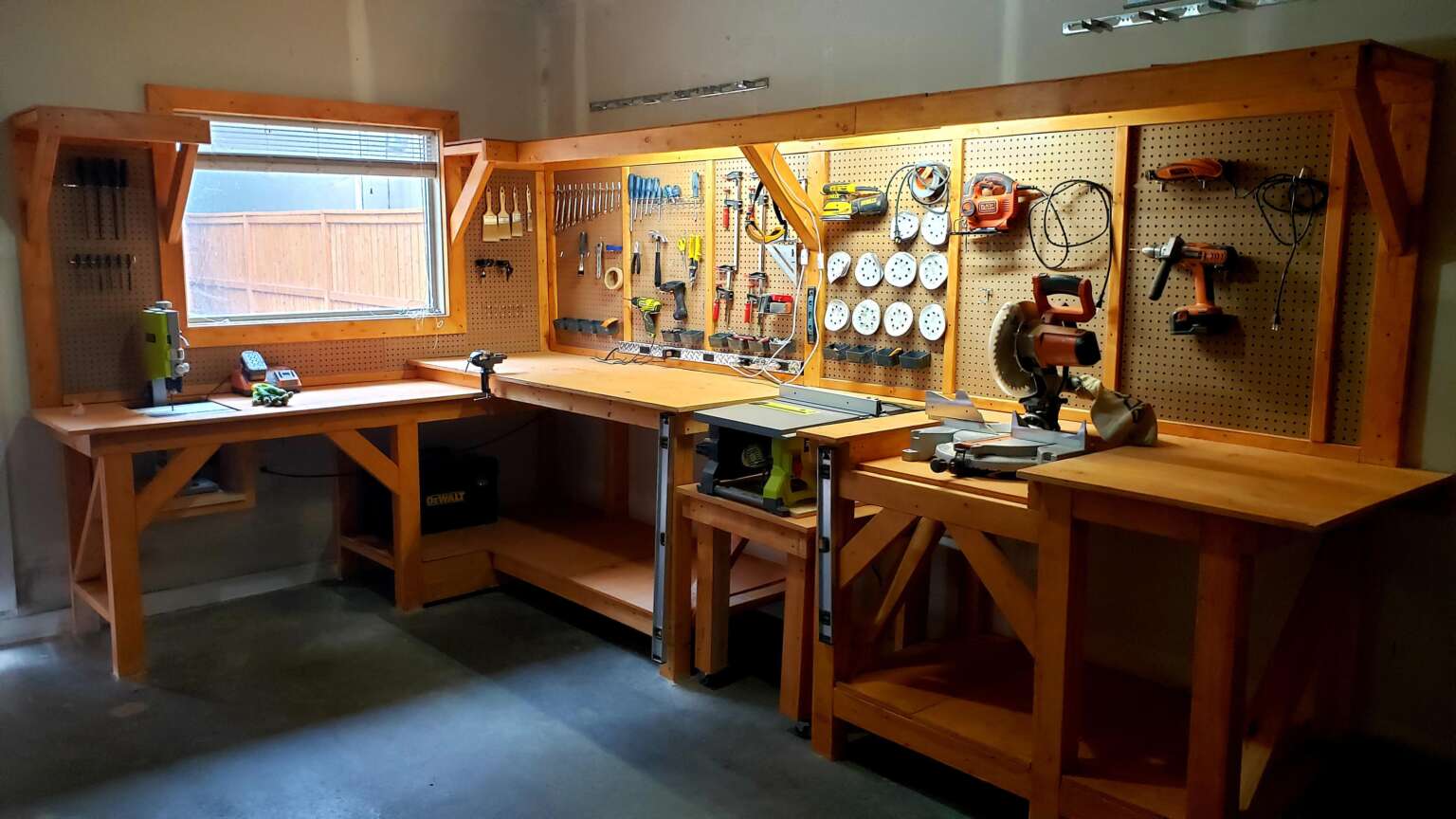 20 Workbench Photos That Will Put Your Garage To Shame - The Scroller