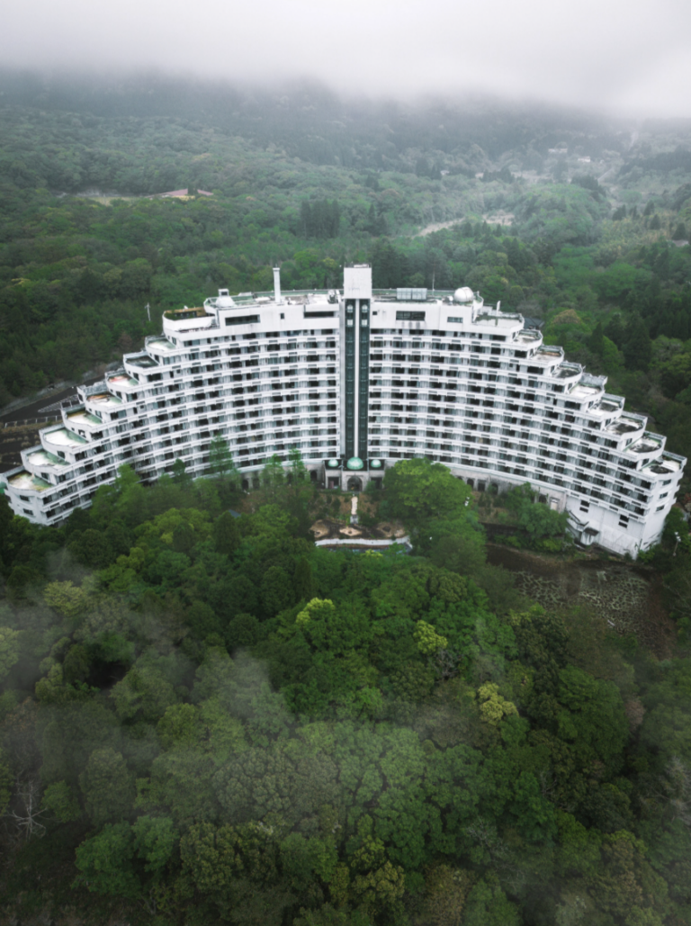 21 Photos of Abandoned Resorts - The Scroller