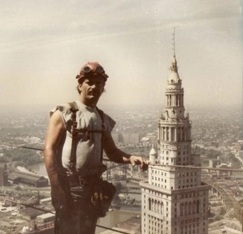 17 Vintage Photos of Men on Top of Skyscrapers Without Safety Nets ...