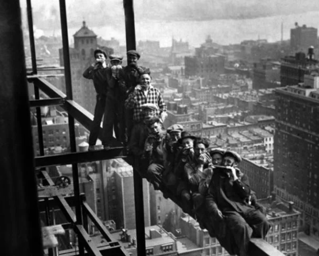 17 Vintage Photos of Men on Top of Skyscrapers Without Safety Nets ...