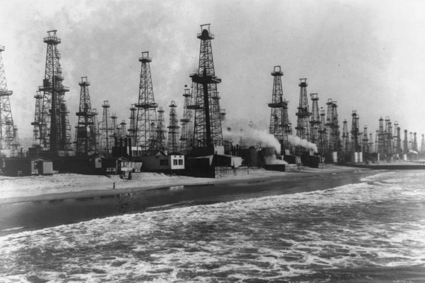 15 Striking Photos From the The Oil Boom That Spotlight Its Dystopian ...