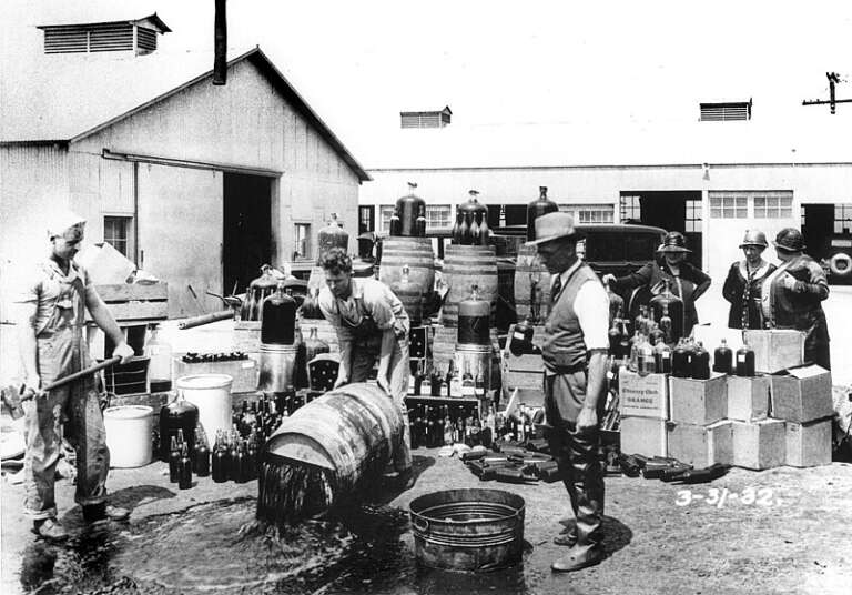 20 Photos of Prohibition-Era Bootleggers in Action (1920-1933) - The ...