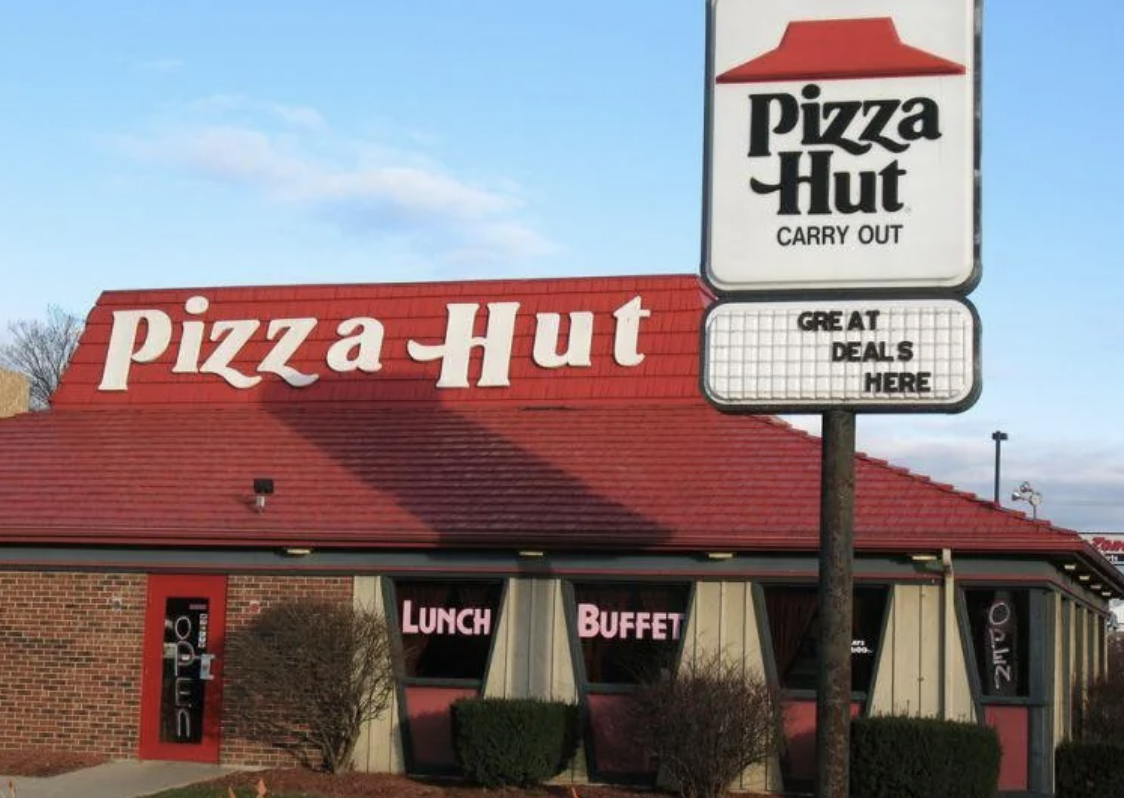 15 Photos That Prove the '90s Were the Peak Pizza Hut Era - The Scroller