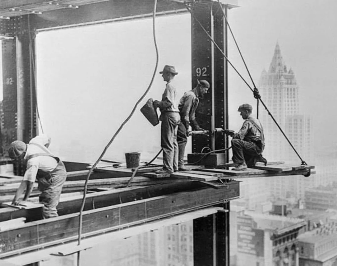 17 Vintage Photos of Men on Top of Skyscrapers Without Safety Nets ...