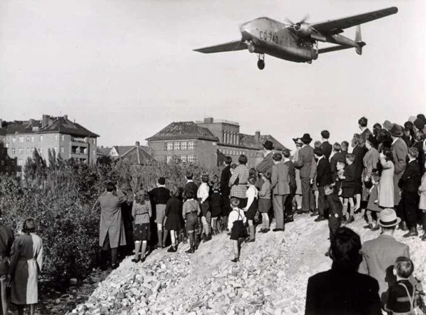 10 Vintage Photos of The Berlin Airlift (1948-1949) - The Scroller