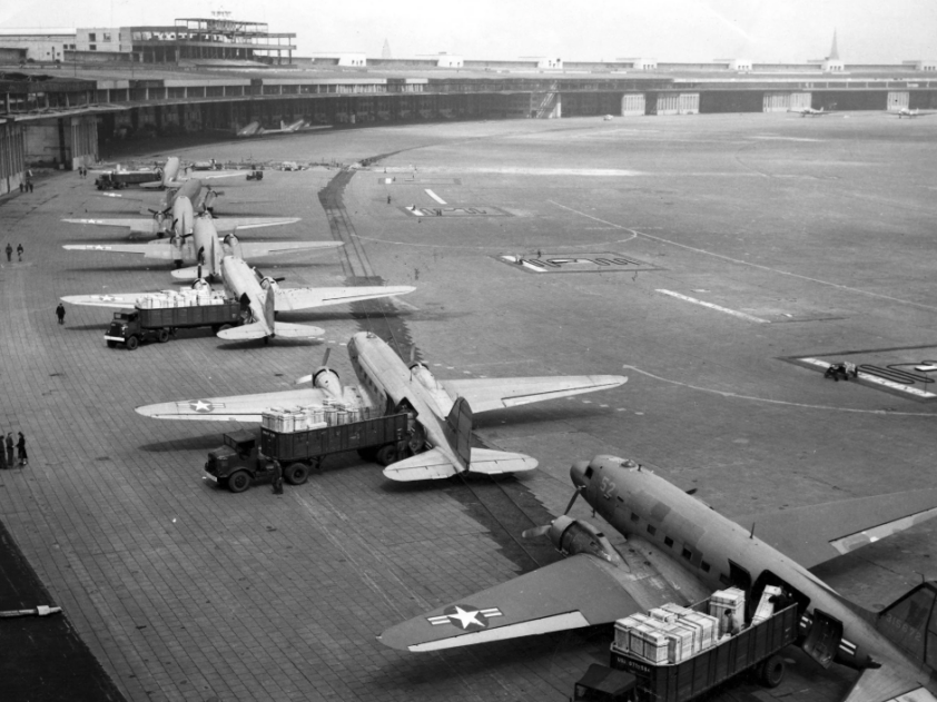 10 Vintage Photos of The Berlin Airlift (1948-1949) - The Scroller