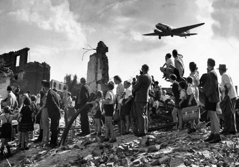 10 Vintage Photos of The Berlin Airlift (1948-1949) - The Scroller