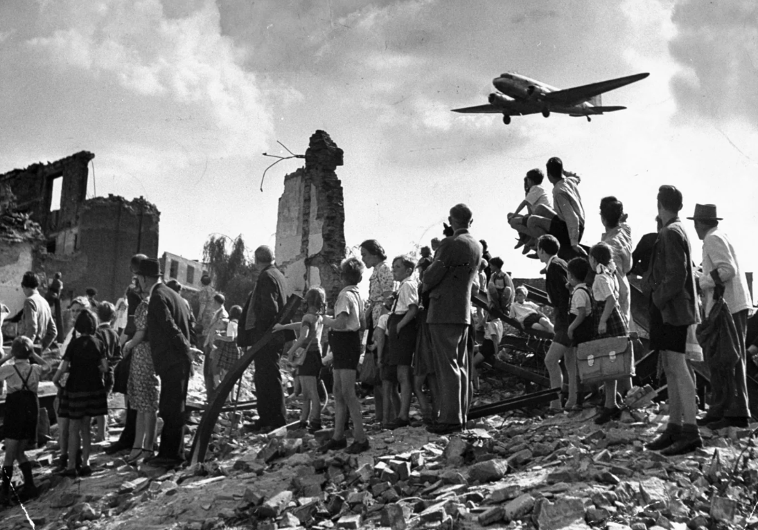 10 Vintage Photos of The Berlin Airlift (1948-1949) - The Scroller