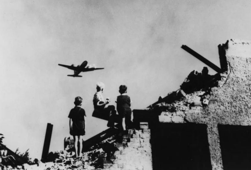 10 Vintage Photos of The Berlin Airlift (1948-1949) - The Scroller