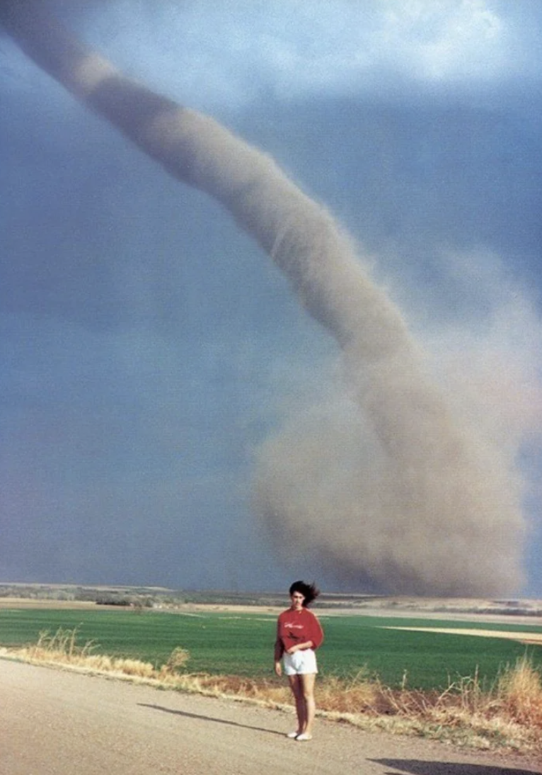 Twisted Fury: 20 Images of Tornadoes and Their Aftermath - The Scroller
