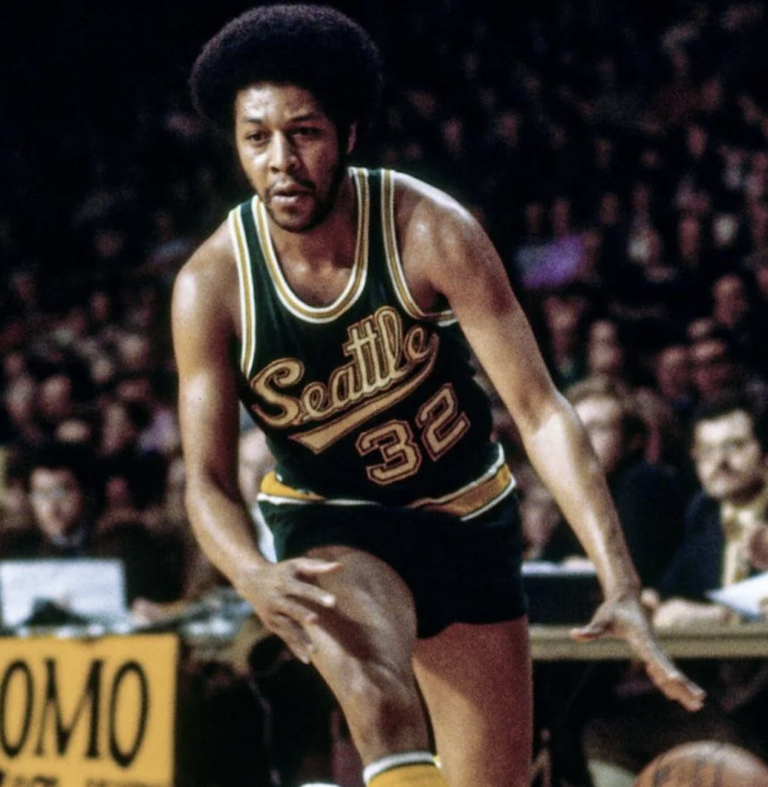 35 Vintage Basketball Photos From the Golden Era