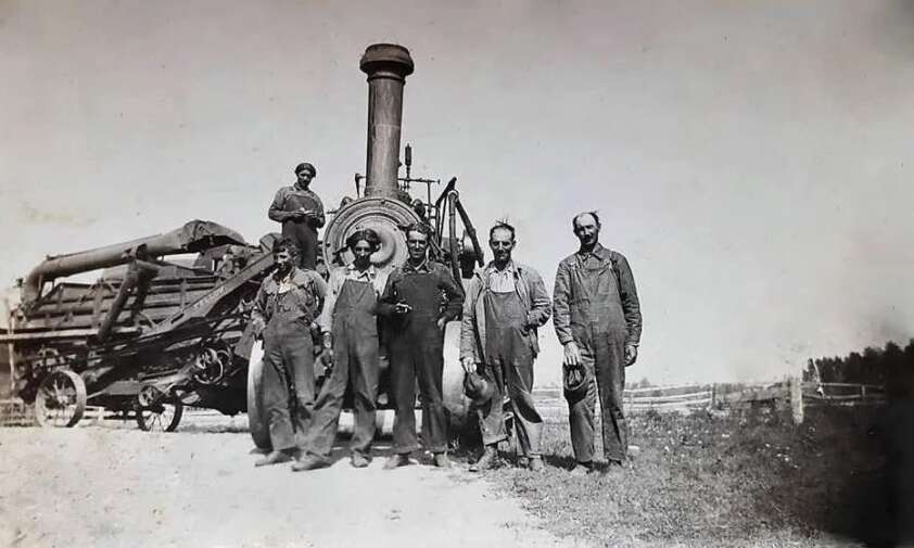 20 Vintage Tractor Photos That Prove Farming Was Always Cool - The Scroller