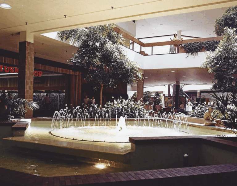 18 Vintage Photos That Capture ’70s Mall Life