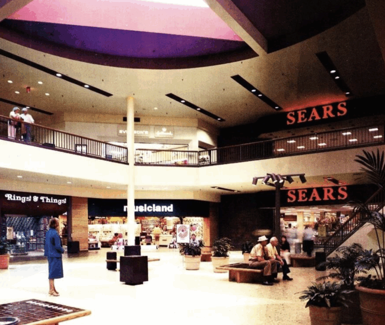 18 Vintage Photos That Capture ’70s Mall Life