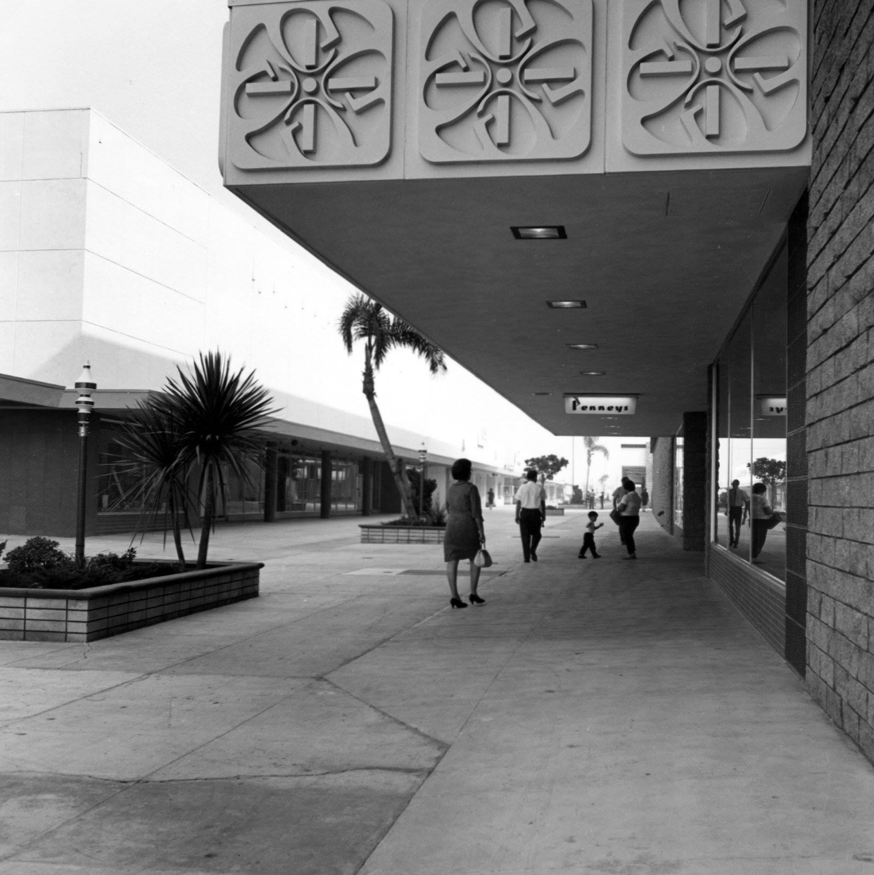 18 Vintage Photos That Capture ’70s Mall Life