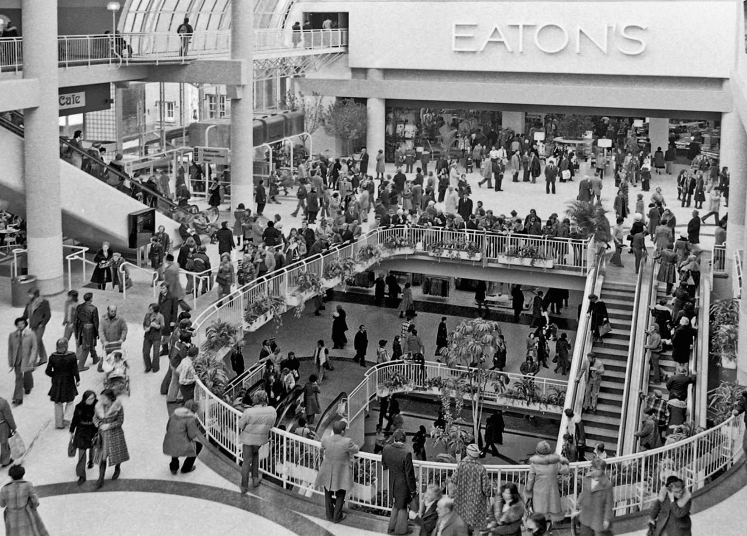 18 Vintage Photos That Capture ’70s Mall Life