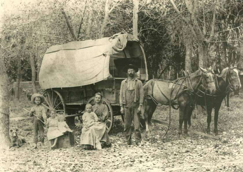 20 Vintage Photos of Wagons That Rolled Through Time - The Scroller