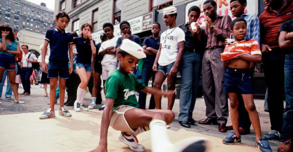 20 Vintage 1980s Breakdancing Photos That Capture the Era