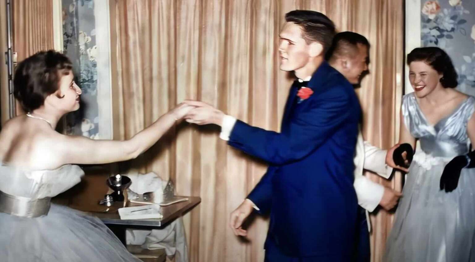 20 Colorized Photos of 1950s Women's Fashion