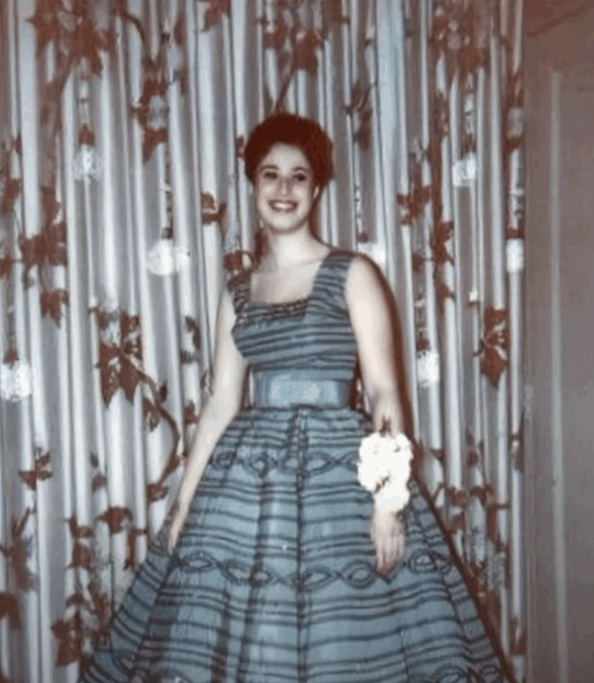 20 Colorized Photos of 1950s Women's Fashion