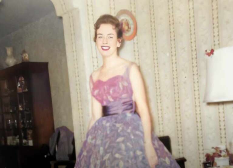 20 Colorized Photos of 1950s Women's Fashion