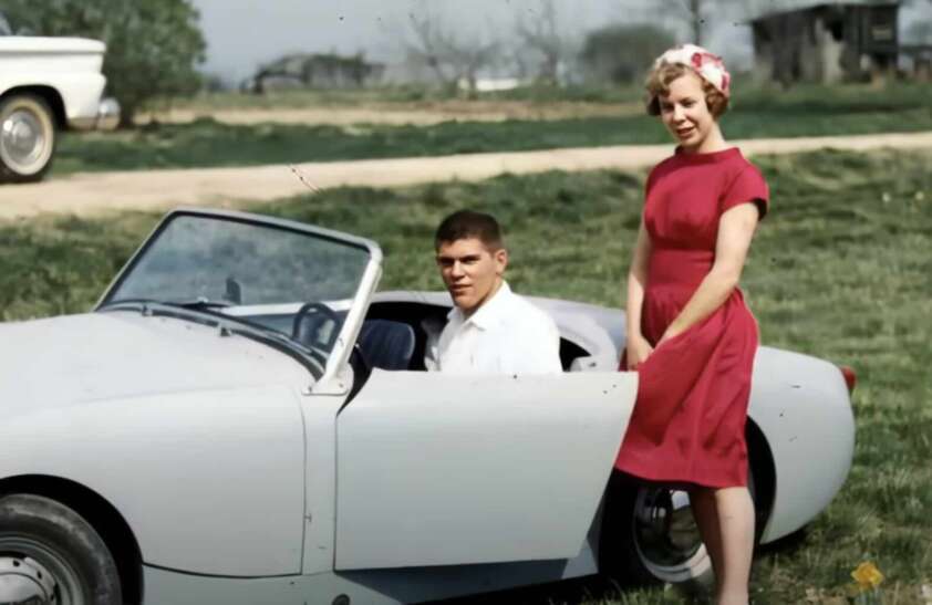 20 Colorized Photos of 1950s Women's Fashion