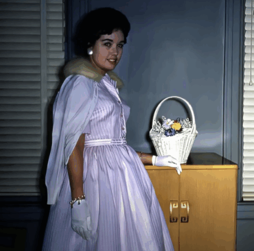 20 Colorized Photos of 1950s Women's Fashion