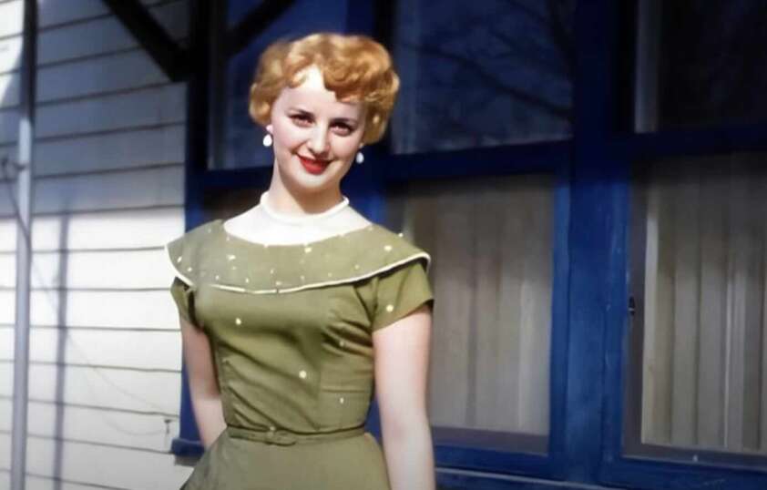 20 Colorized Photos of 1950s Women's Fashion