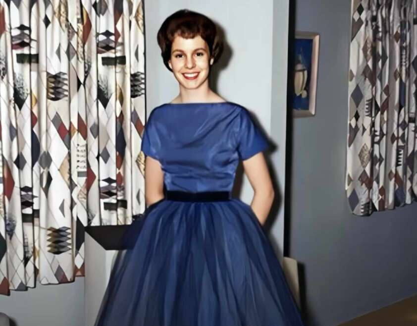 20 Colorized Photos of 1950s Women's Fashion