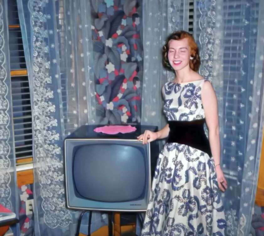 20 Colorized Photos of 1950s Women's Fashion