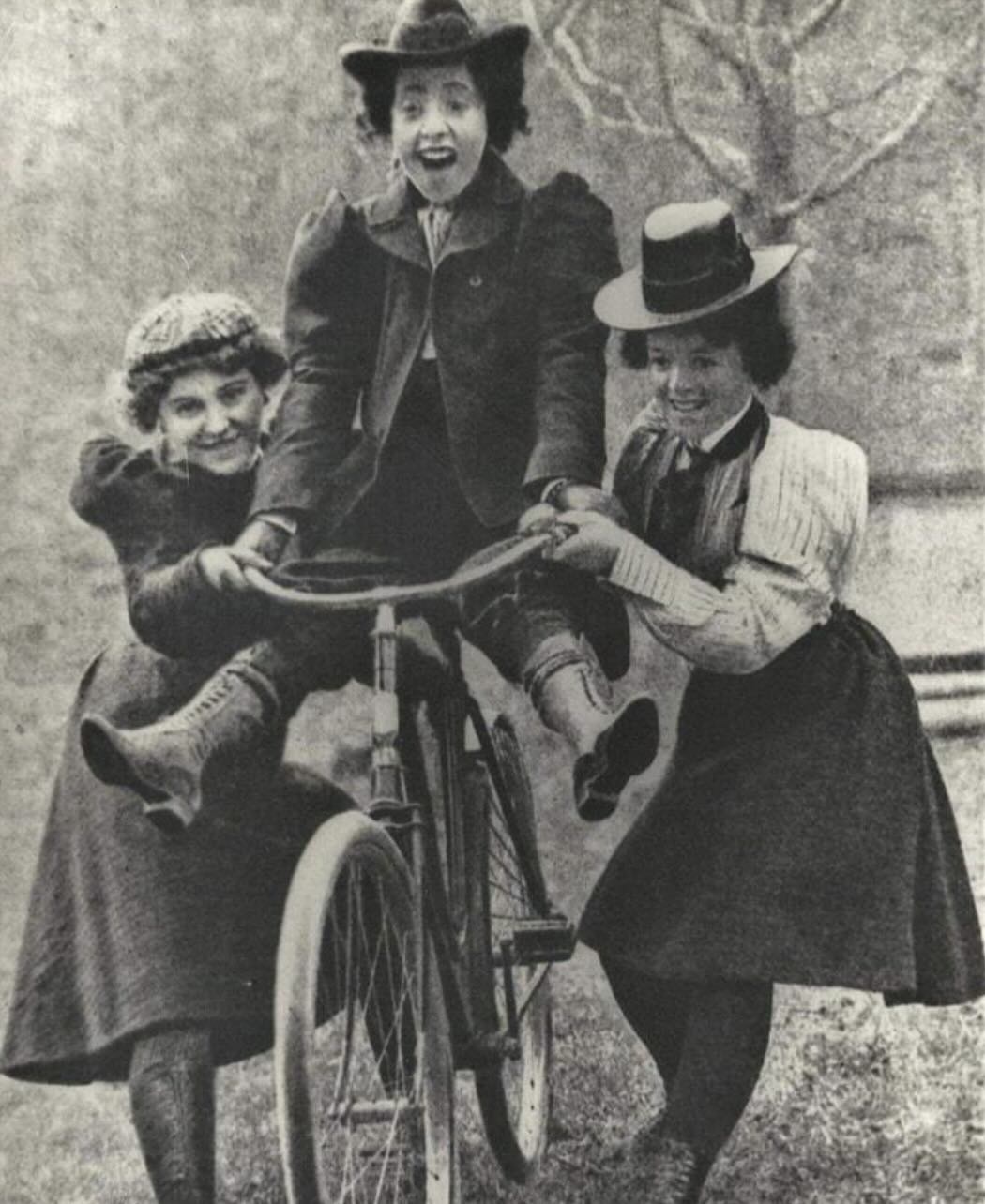 30 Vintage Mid-1890s Photos
