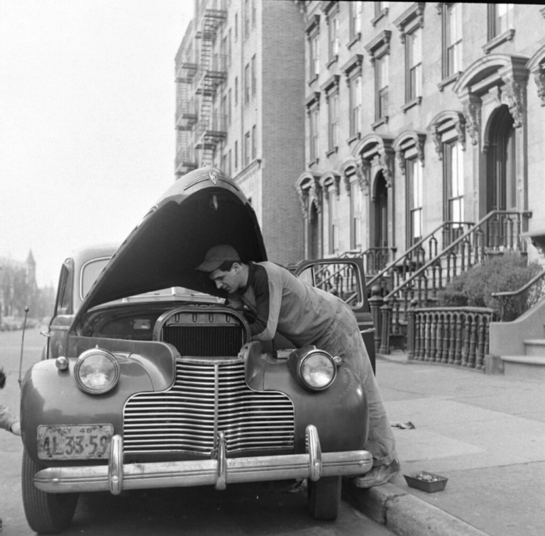 20 Vintage Photos of Mechanics at Work Through the Years