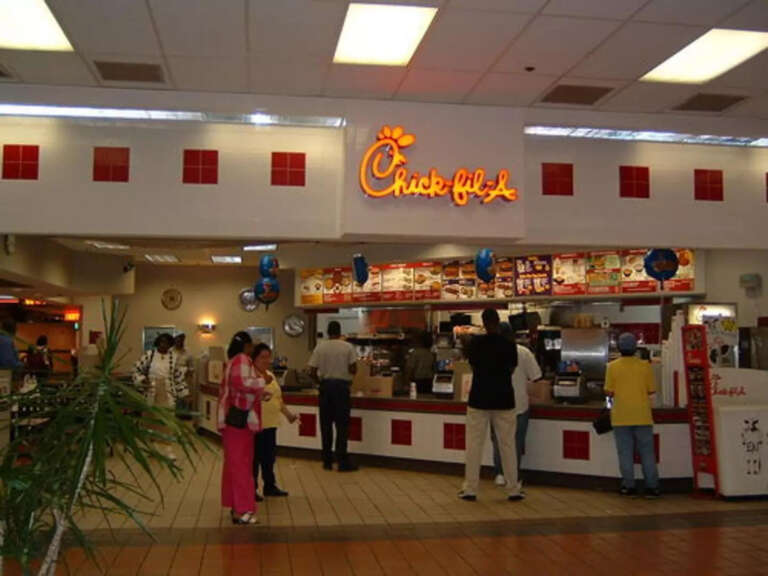 20 Vintage Photos of 90s Mall Rat Culture