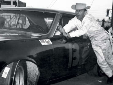 20 Vintage Photos of Mechanics at Work Through the Years