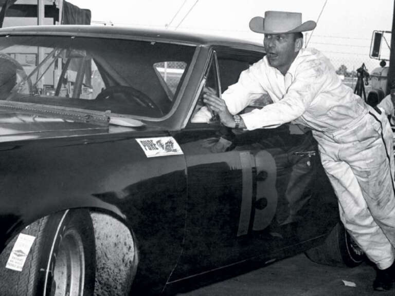 20 Vintage Photos of Mechanics at Work Through the Years