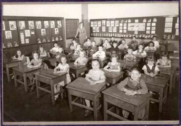 20 Vintage Photos of What 1950s Classrooms Looked Like