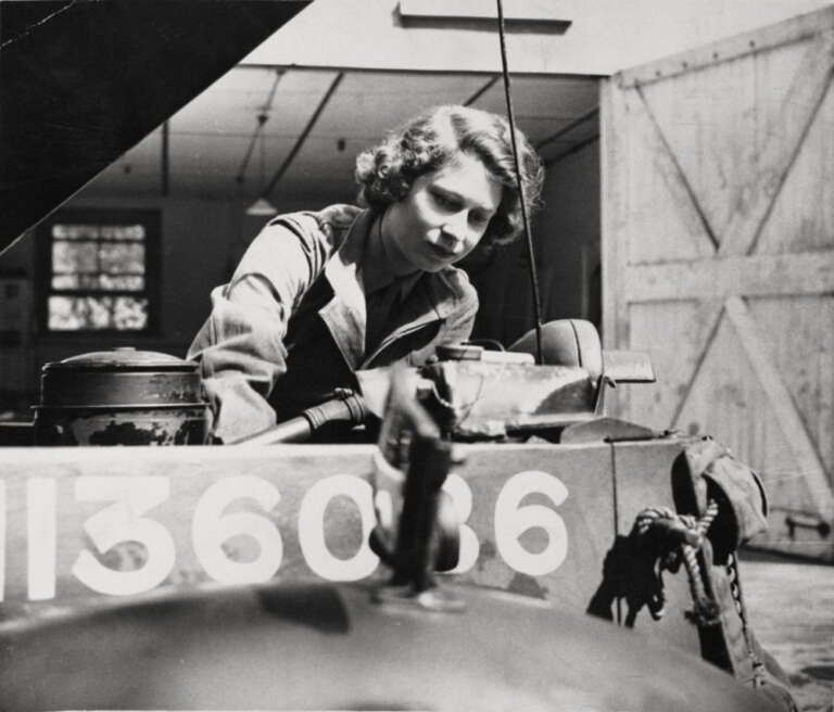 20 Vintage Photos of Mechanics at Work Through the Years