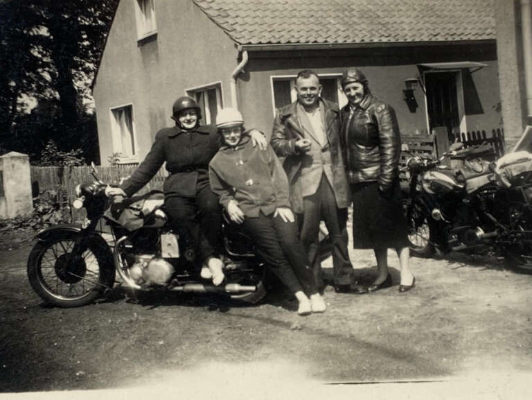 25 Vintage Photos of Cars and Bikes in the 1950s You’ll Love
