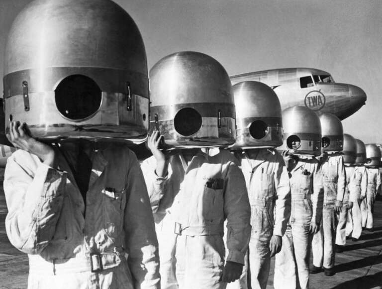 20 Vintage Photos of Mechanics at Work Through the Years