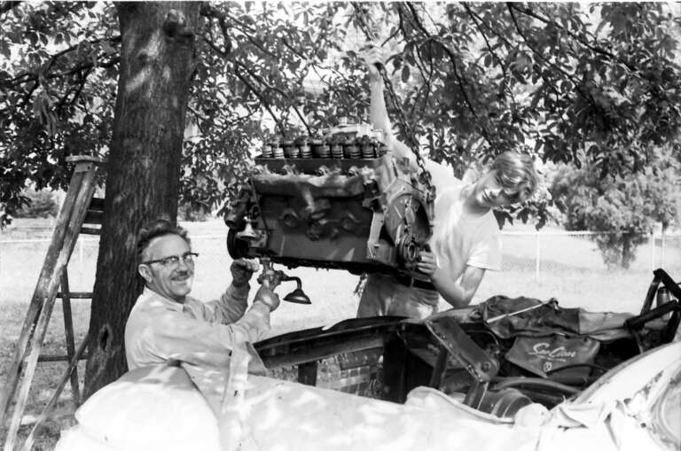20 Vintage Photos of Mechanics at Work Through the Years