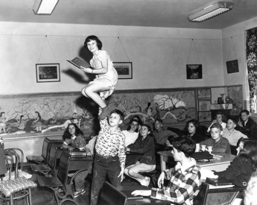 20 Vintage Photos of What 1950s Classrooms Looked Like