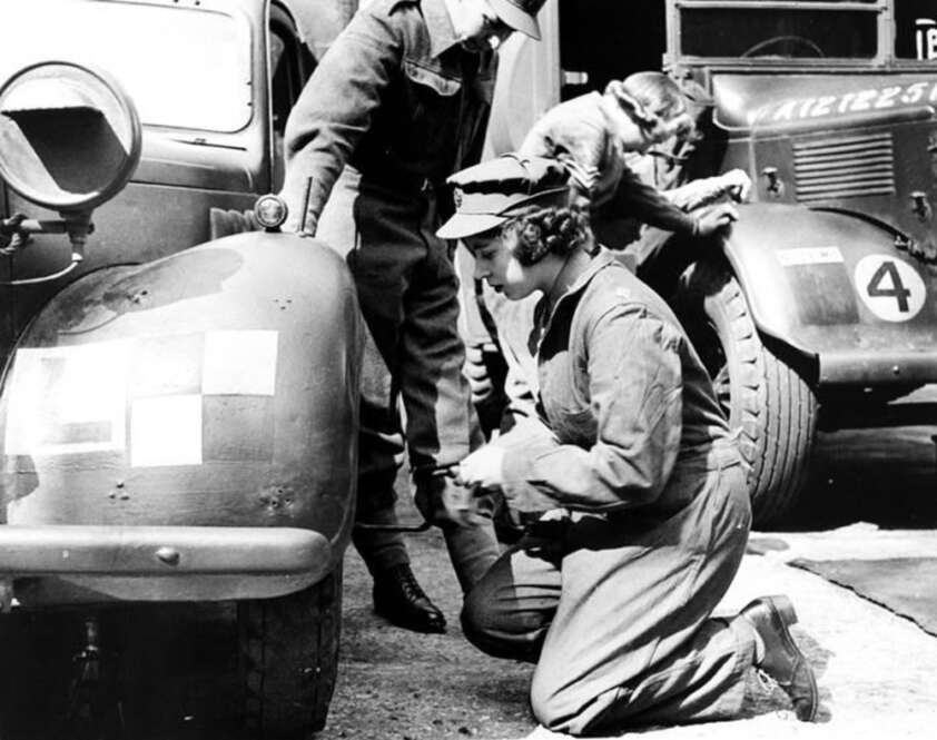 20 Vintage Photos of Mechanics at Work Through the Years